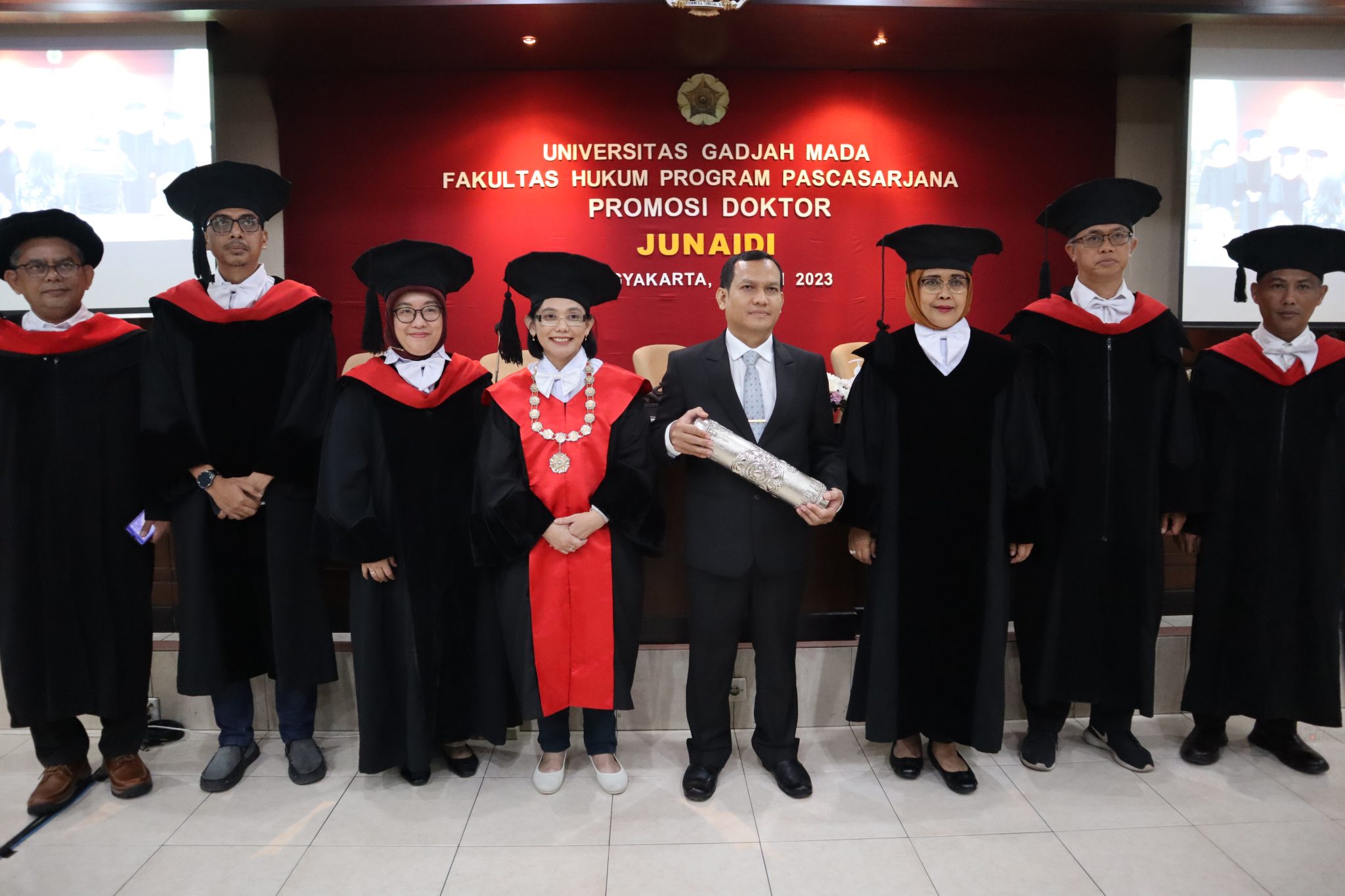 Dosen Fakultas Hukum Unri Raih Gelar Doktor dari Fakultas Hukum UGM – Fakultas Hukum Universitas ...