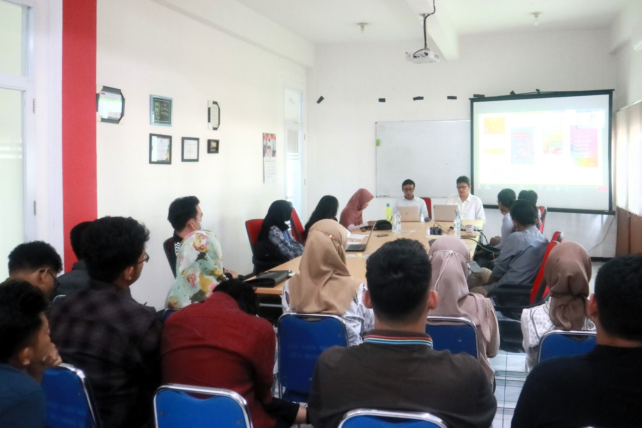 LSJ FH UGM Membagi Perspektif soal Hukum dan Keadilan Sosial di UNAIR ...